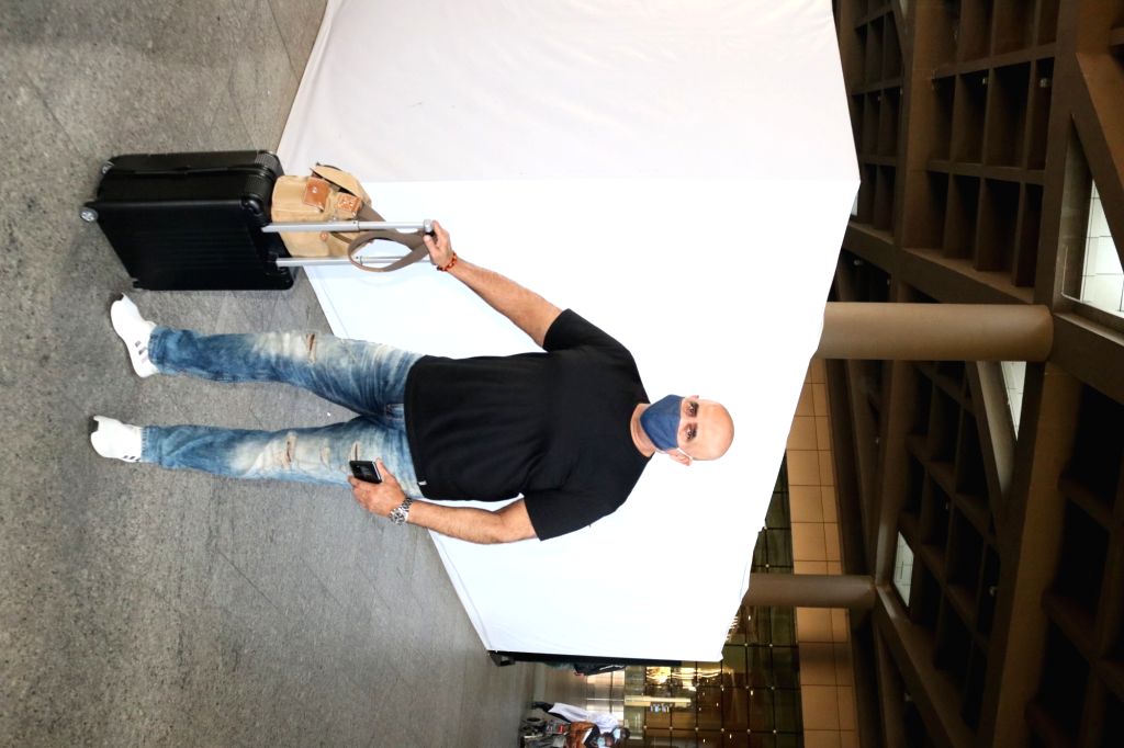 Puneet Issar seen at Mumbai Airport