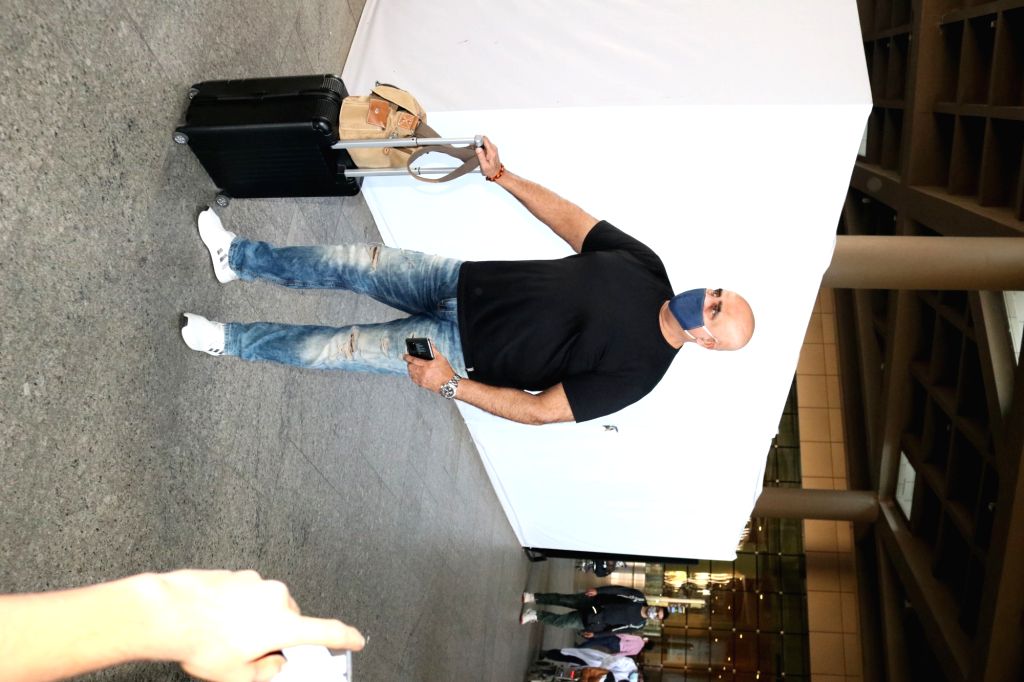 Puneet Issar seen at Mumbai Airport