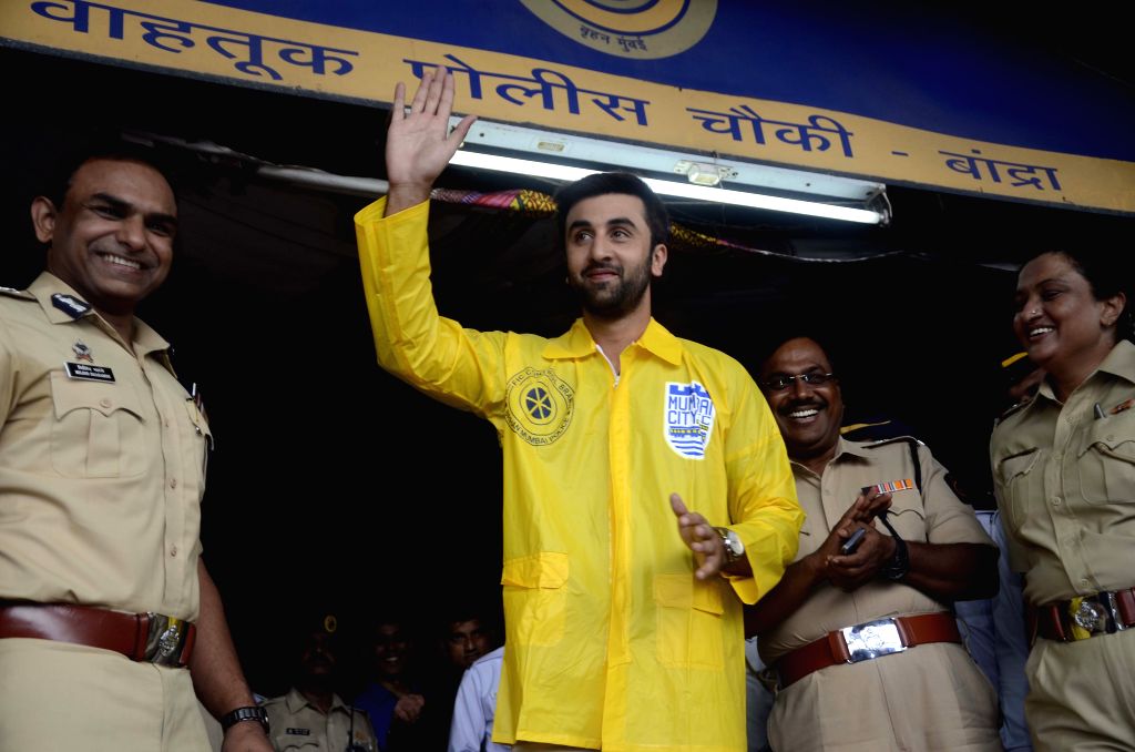 Ranbir Kapoor distribute 2000 raincoats to the Mumbai Traffic Police
