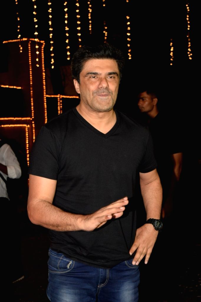 Celebs celebrate Karva Chauth at Anil Kapoor's house