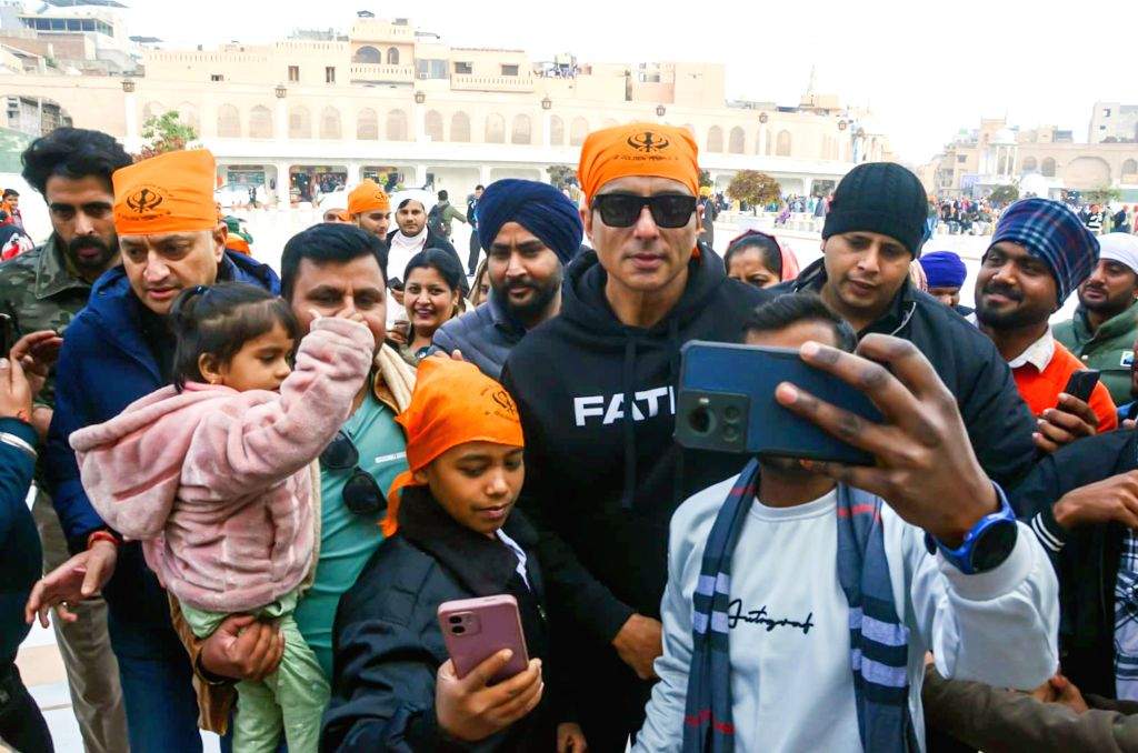 Actor Sonu Sood Visits Golden Temple Ahead of Upcoming Film 'Fateh' Release