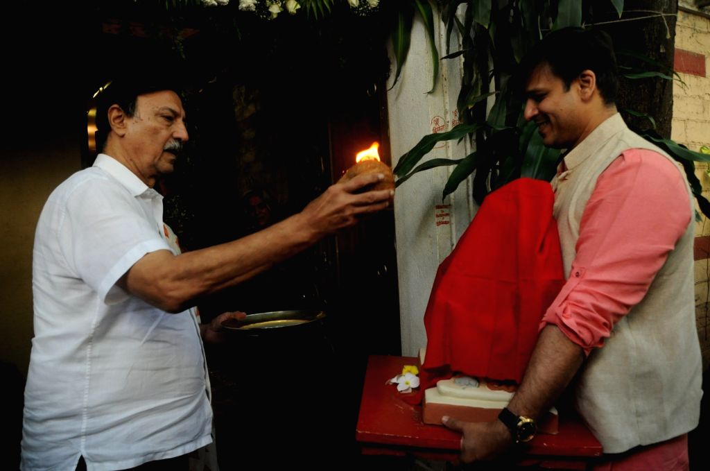 Vivek Oberoi and Suresh Oberoi welcome Lord Ganesh on occasion of ...