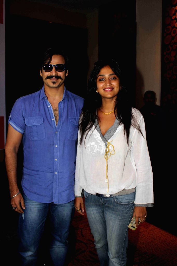 Vivek Oberoi with his wife Priyanka Alva Oberoi at Mega Blood Donation ...