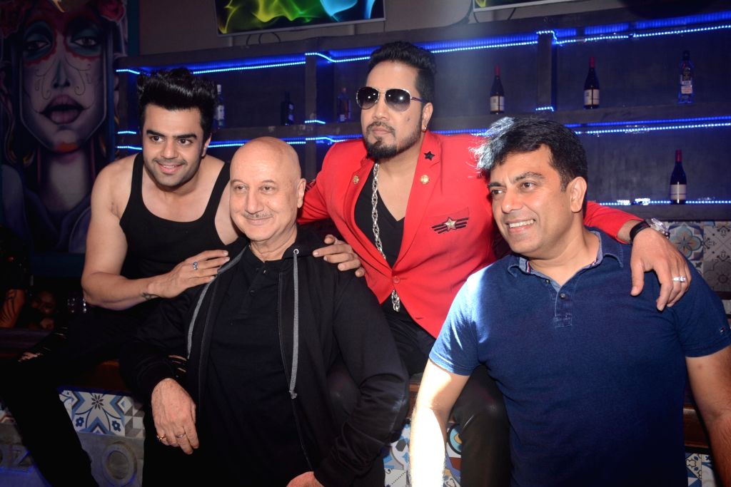 Promotion of film "Baa Baaa Black Sheep" - Anupam Kher, Maniesh Paul ...