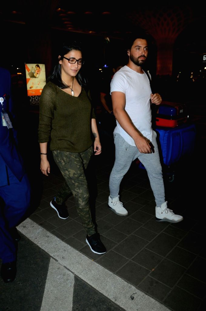 Shruti Haasan, Michael Corsale spotted at airport