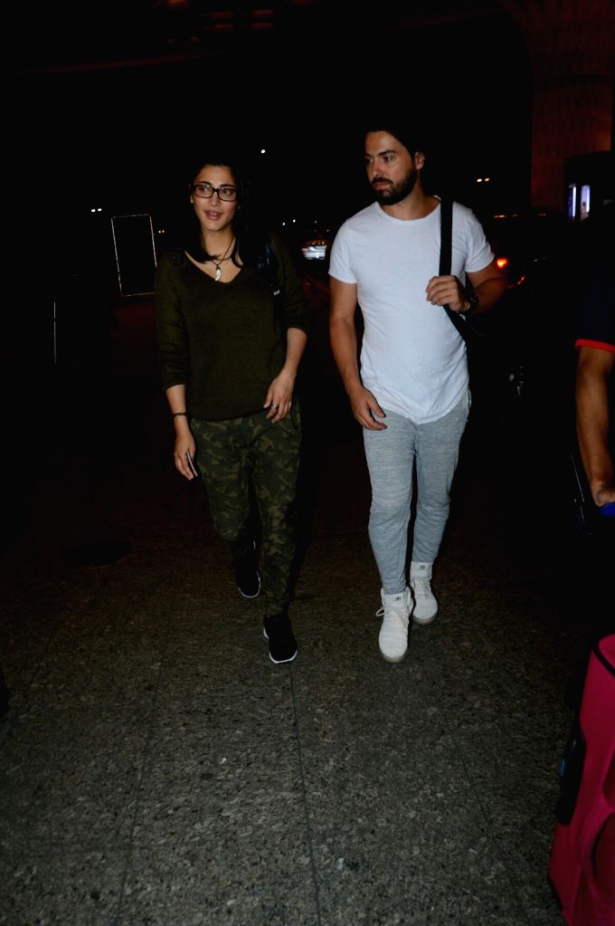 Shruti Haasan, Michael Corsale spotted at airport