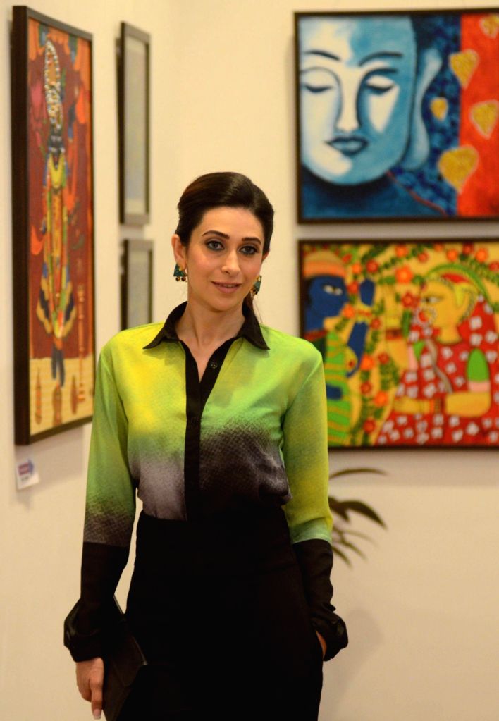 Karisma Kapoor at the painting exhibition