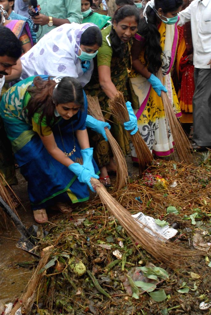 Actress Malavika participates in BBMP's 'Garbage Cleaning Drive'