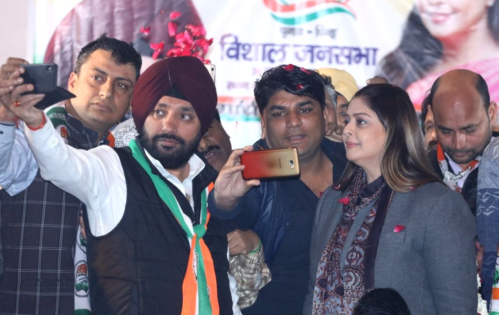 Nagma campaigns for Congress candidate Arvinder Singh Lovely