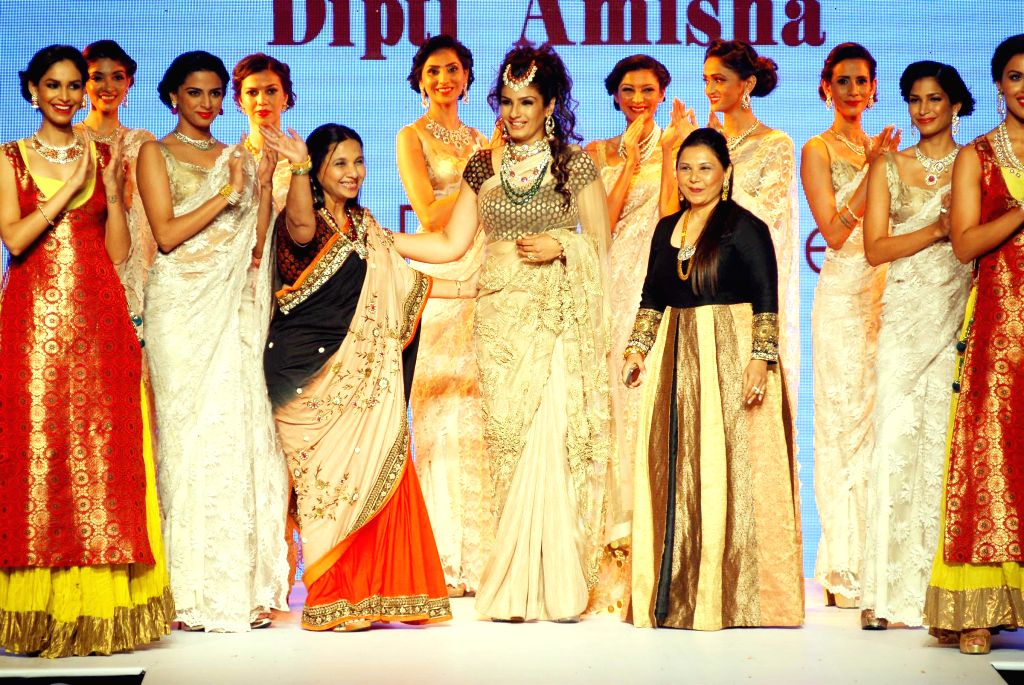 Raveena Tandon showstopper for Dipti & Amisha's show at IIJW - Day 2