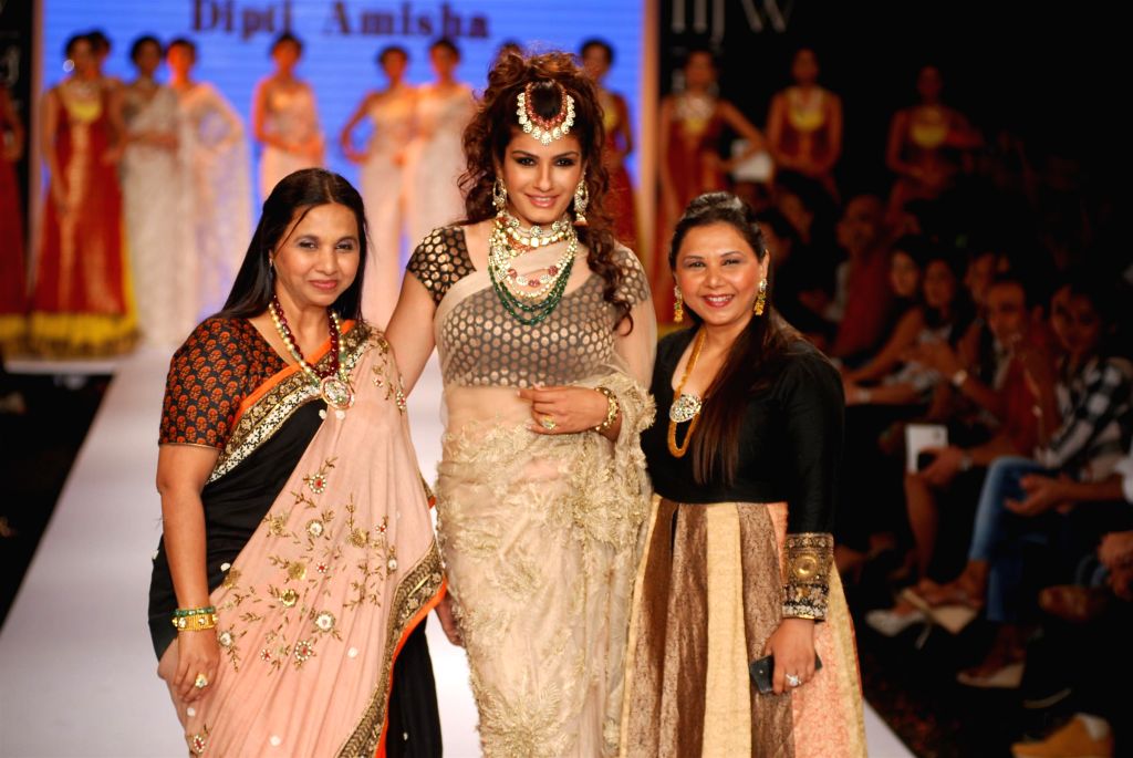 Raveena Tandon showstopper for Dipti & Amisha's show at IIJW - Day 2