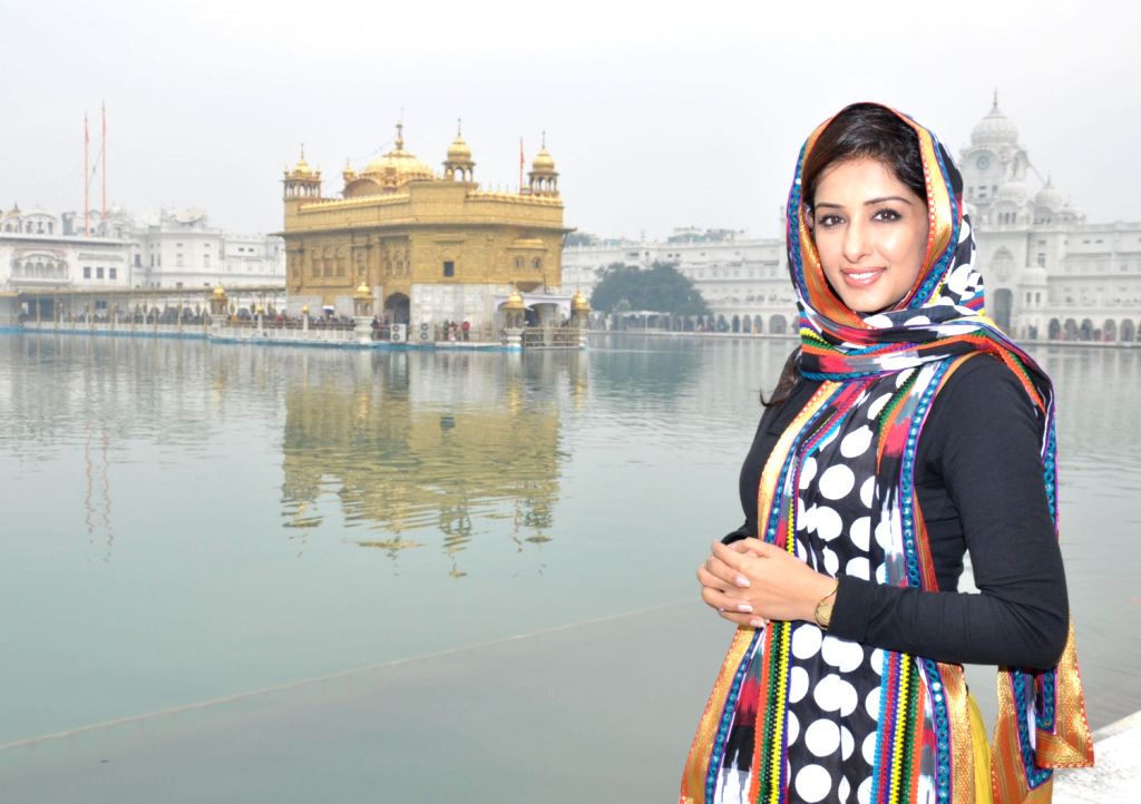 Actors pay obeisance Golden Temple
