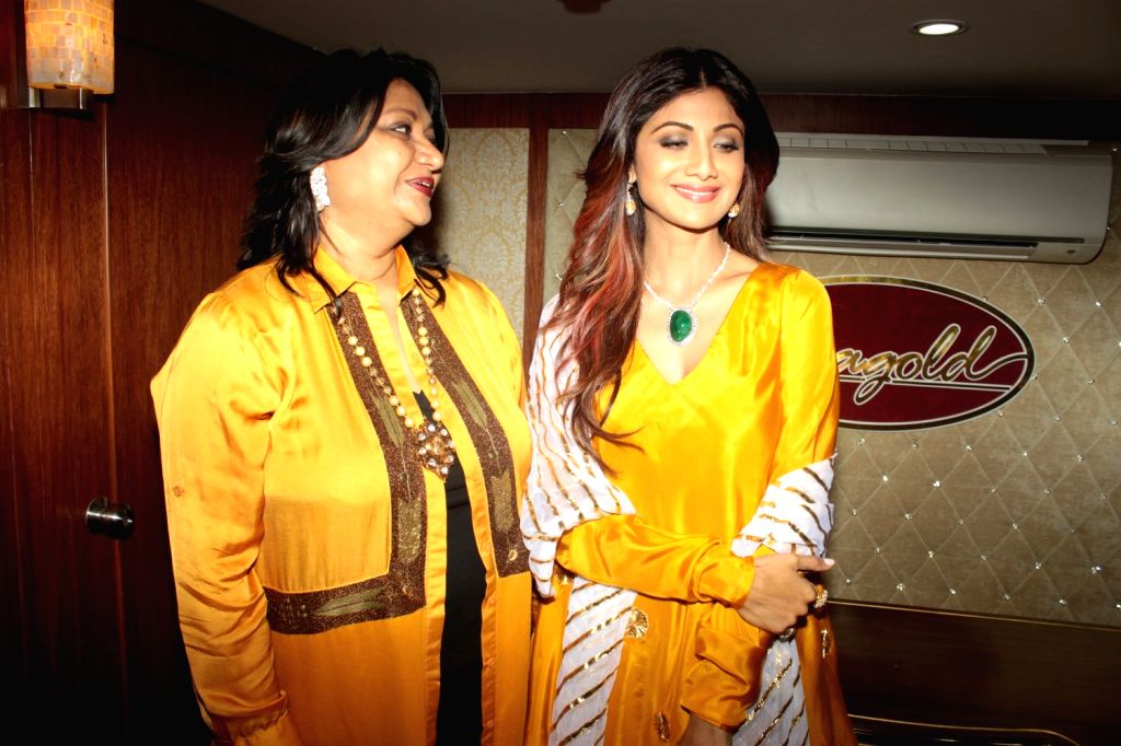 Shilpa Shetty launches Diagold store