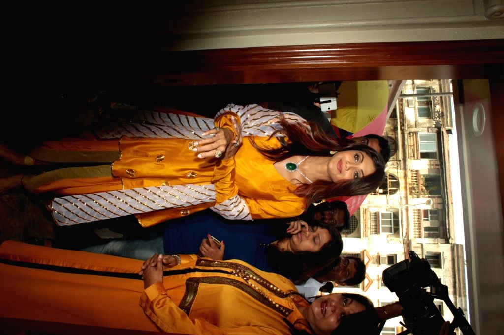 Shilpa Shetty launches Diagold store