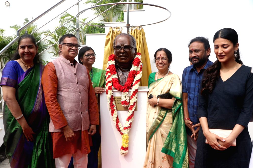 Kamal Hassan, Rajinikanth unveil the statue of K. Balachandar