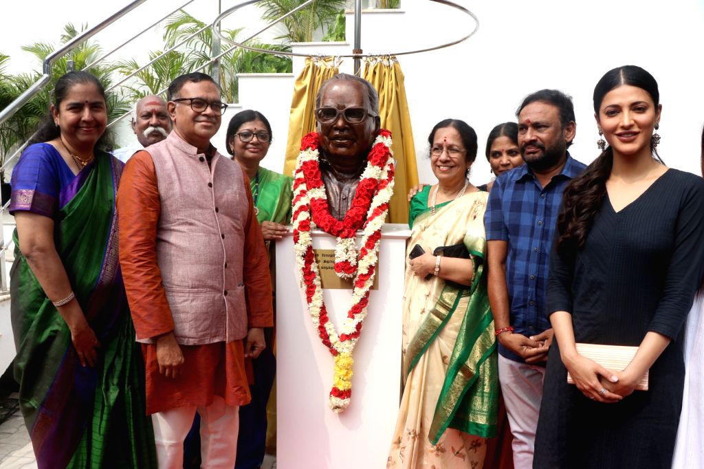 Kamal Hassan, Rajinikanth unveil the statue of K. Balachandar