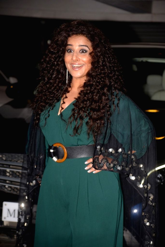 Vidya Balan hosts a retro-themed party on her birthday