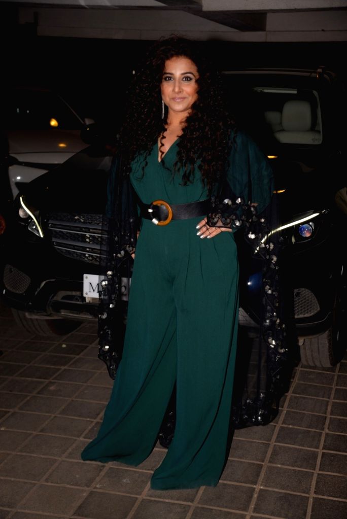 Vidya Balan hosts a retro-themed party on her birthday