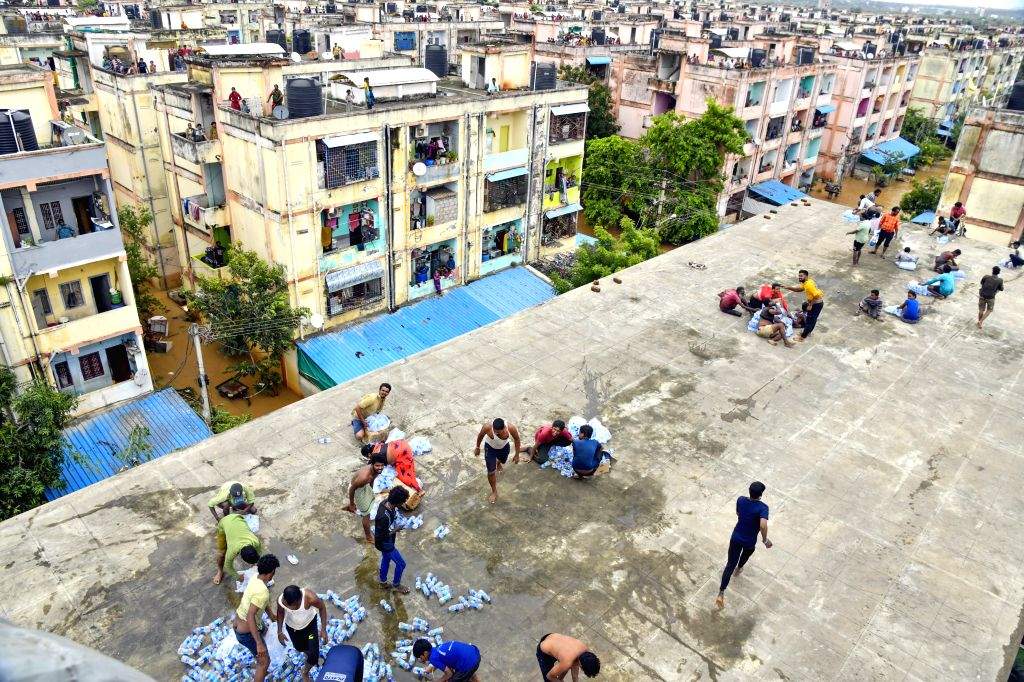 Air Force personnel deliver food and water to flood-affected residents ...