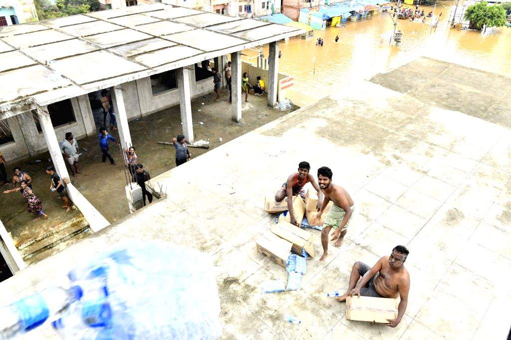 Air Force personnel deliver food and water to flood-affected residents ...