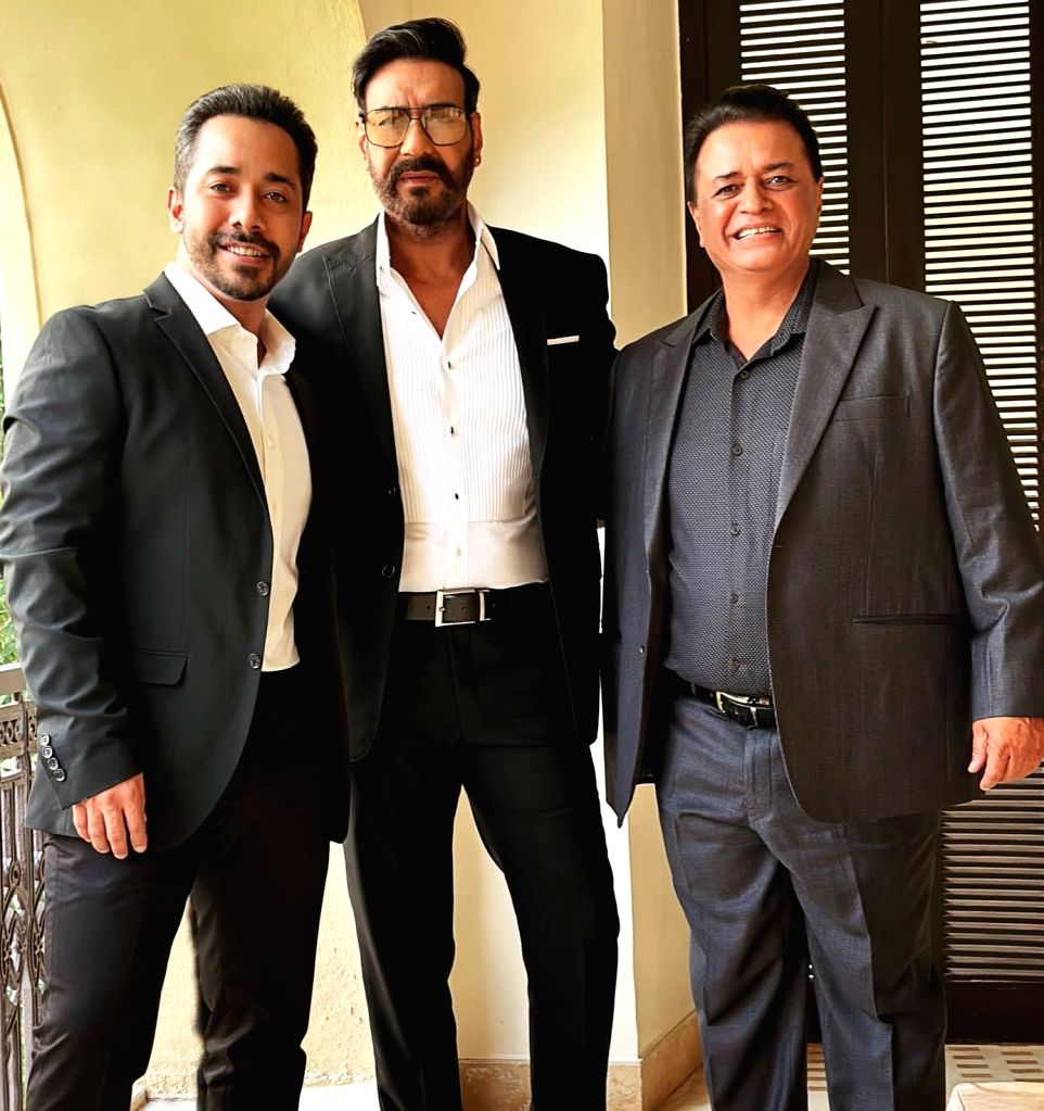 Free Photo :Ajay Devgn, R Madhavan