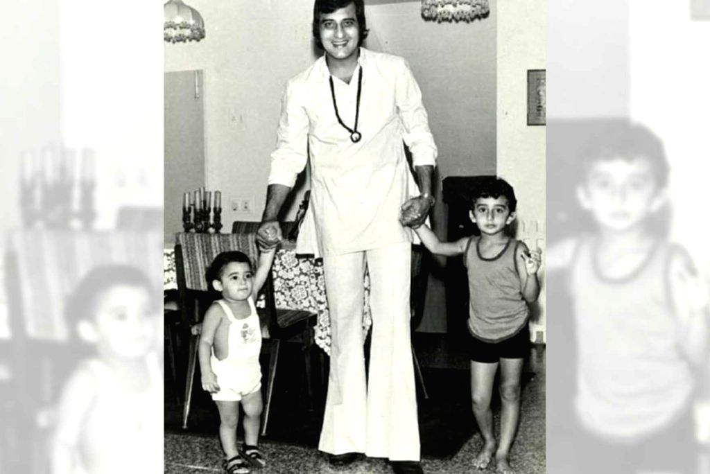 Akshaye Khanna remembers father Vinod Khanna on death anniversary