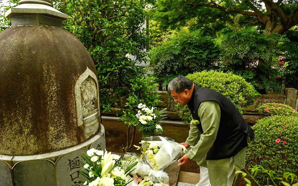 All-party delegation at Tama Cemetery