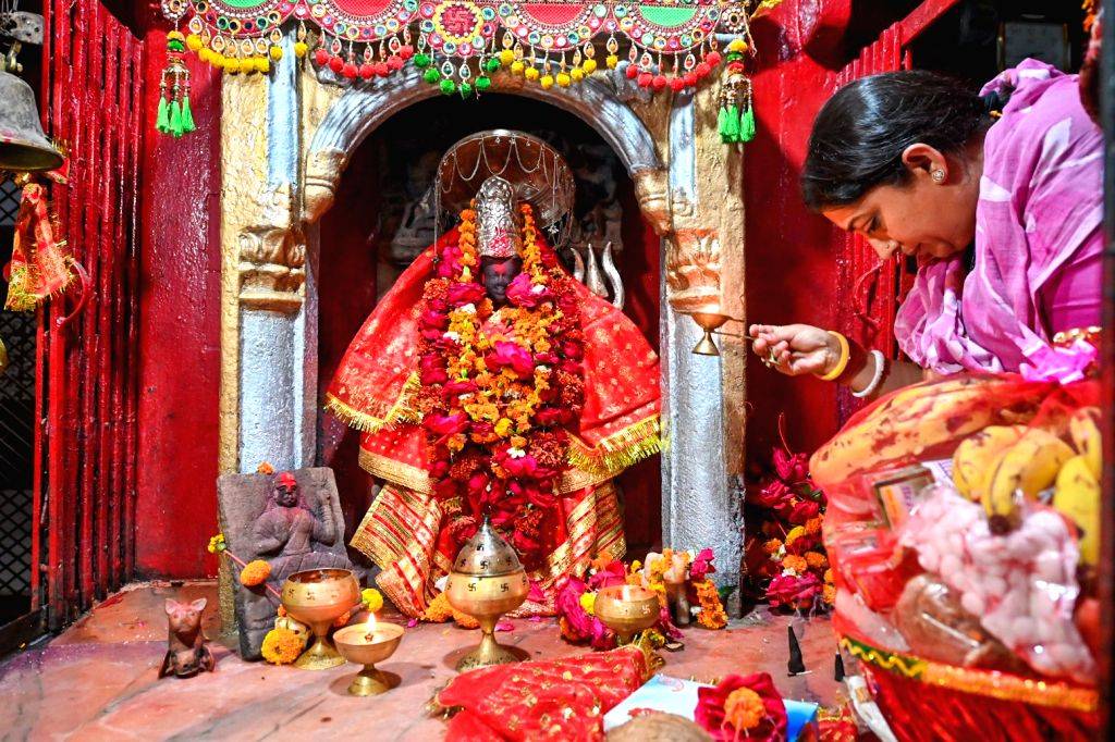 Amethi : Union Minister Smriti Irani offers prayers on the occasion of ...