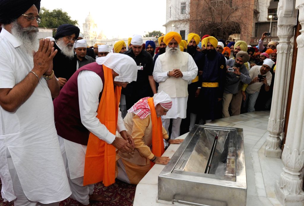 Modi pays obeisance at Golden Temple