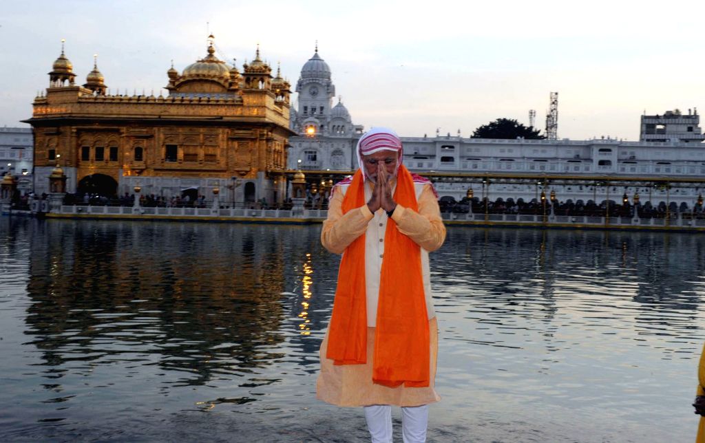 Modi pays obeisance at Golden Temple
