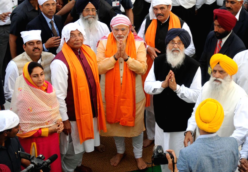 Modi pays obeisance at Golden Temple
