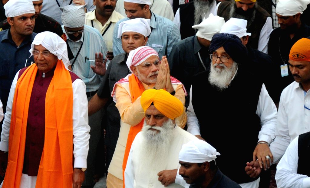 Modi pays obeisance at Golden Temple