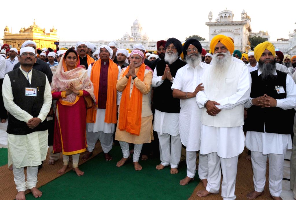 Modi pays obeisance at Golden Temple