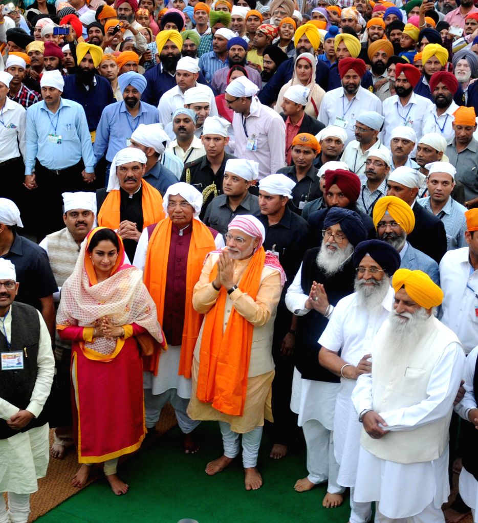 Modi pays obeisance at Golden Temple