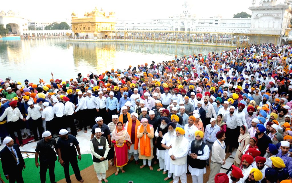 Modi pays obeisance at Golden Temple