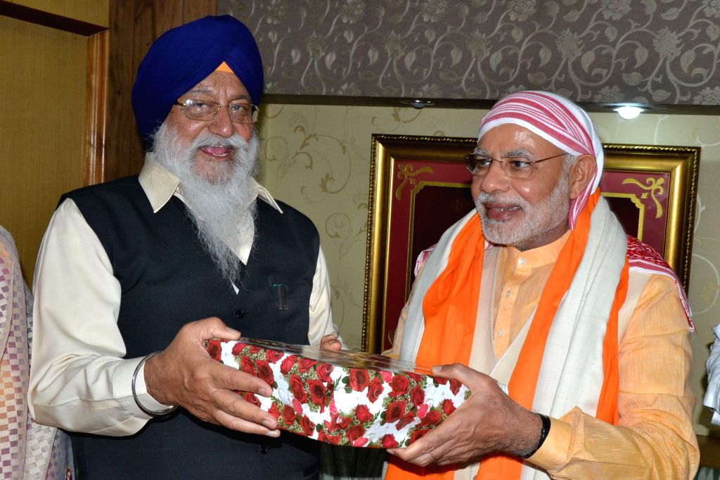 Modi pays obeisance at Golden Temple