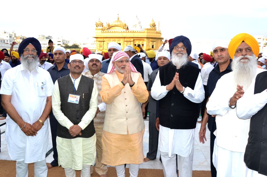 Modi pays obeisance at Golden Temple
