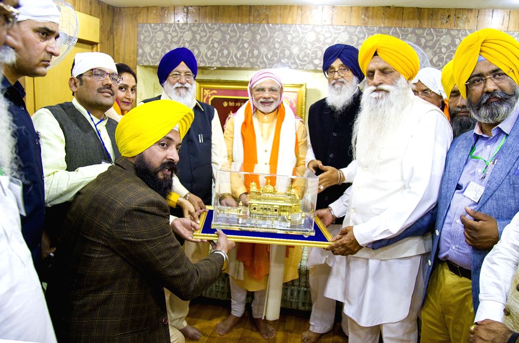 Modi pays obeisance at Golden Temple