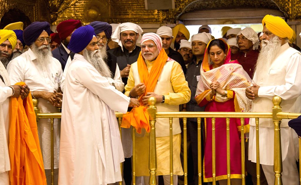 Modi pays obeisance at Golden Temple