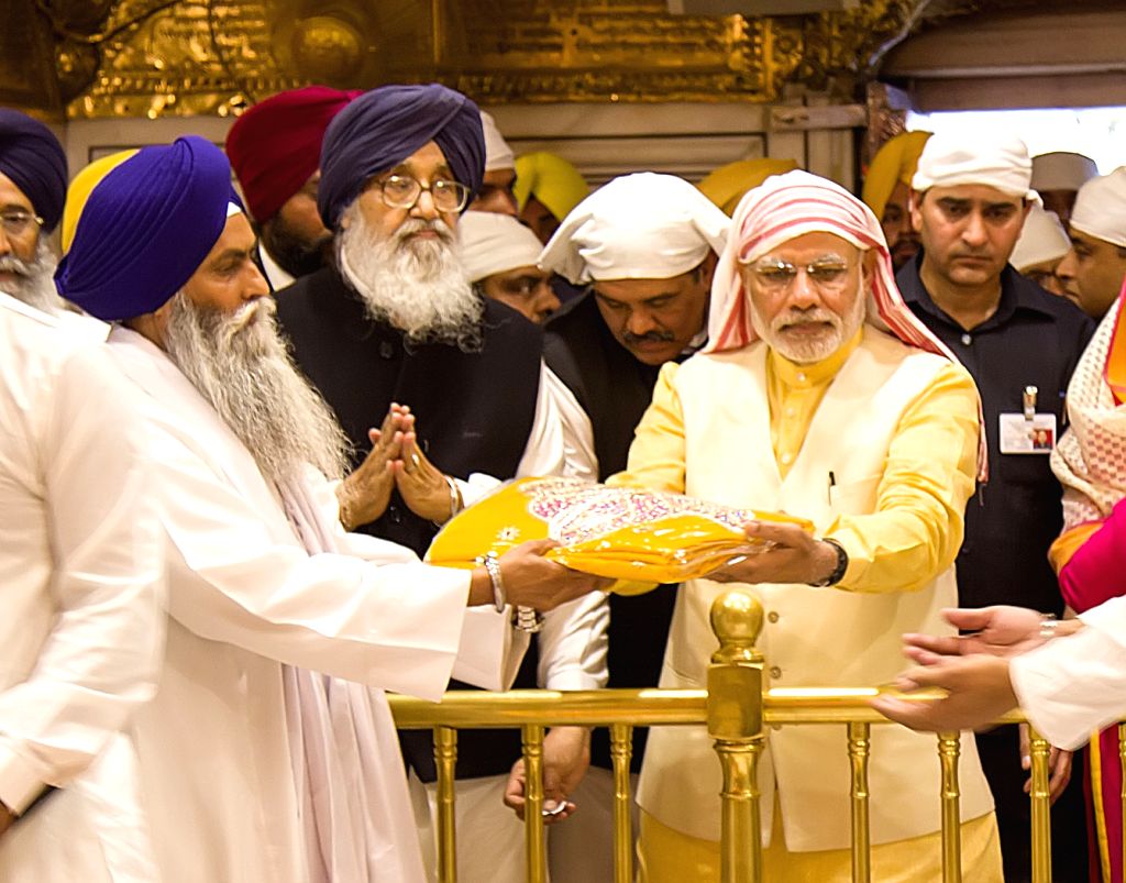 Modi pays obeisance at Golden Temple