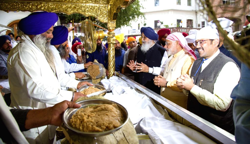 Modi pays obeisance at Golden Temple