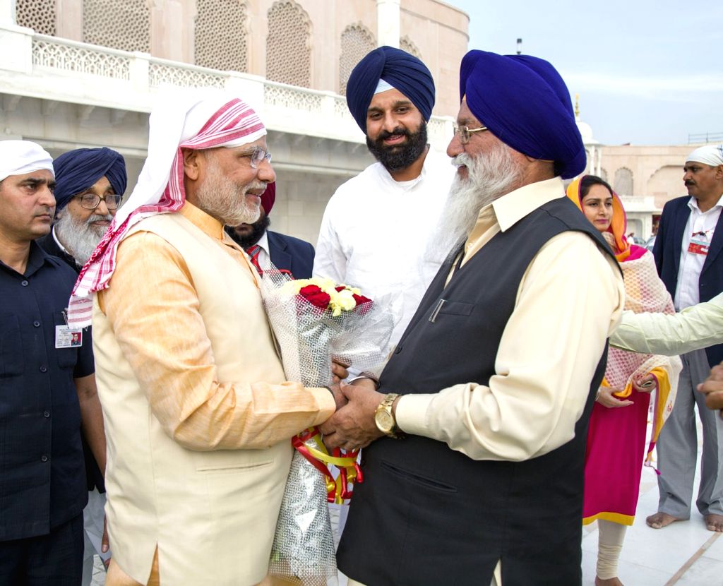 Modi pays obeisance at Golden Temple