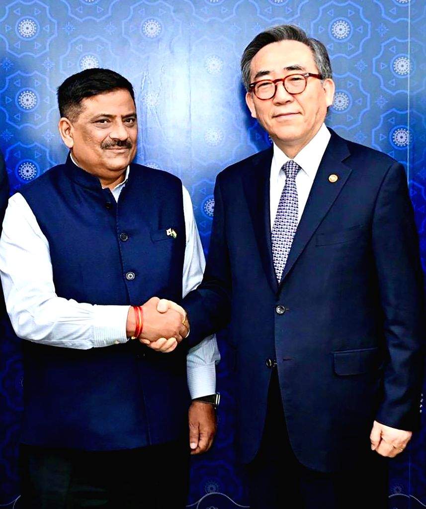 An all-party delegation meets Cho Tae-yul