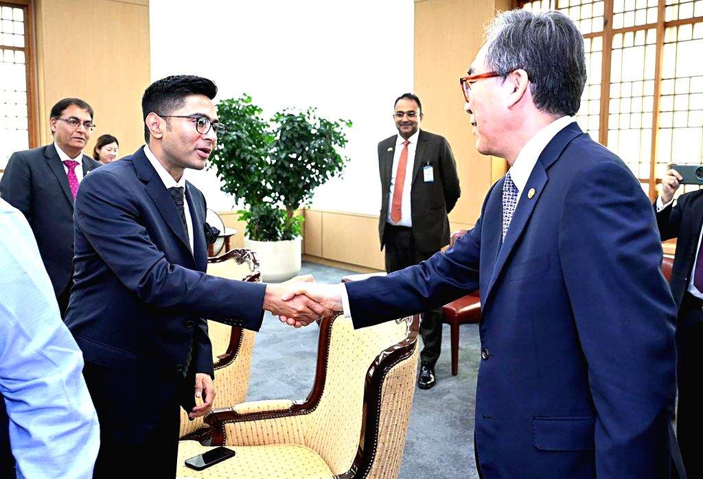 An all-party delegation meets Cho Tae-yul