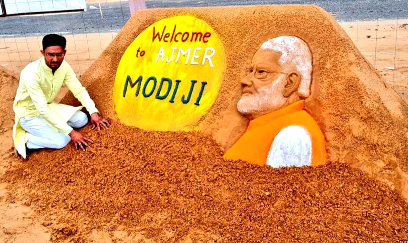 Ajmer : An artist welcoming Prime Minister Narendra Modi to the city by ...