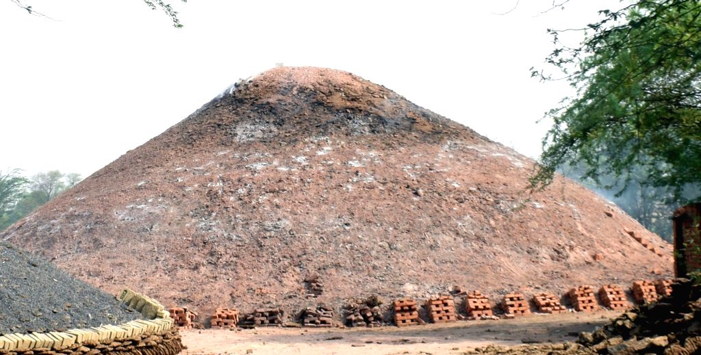 Illegal brick kilns mushroom around Taj