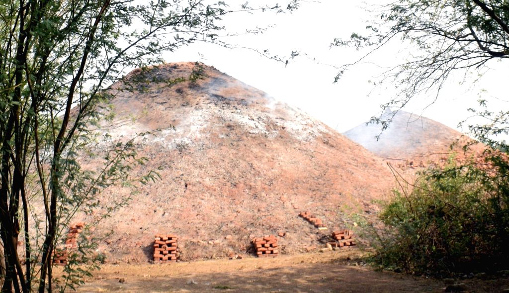 Illegal brick kilns mushroom around Taj