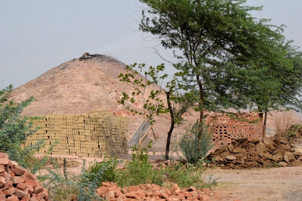 Illegal brick kilns mushroom around Taj