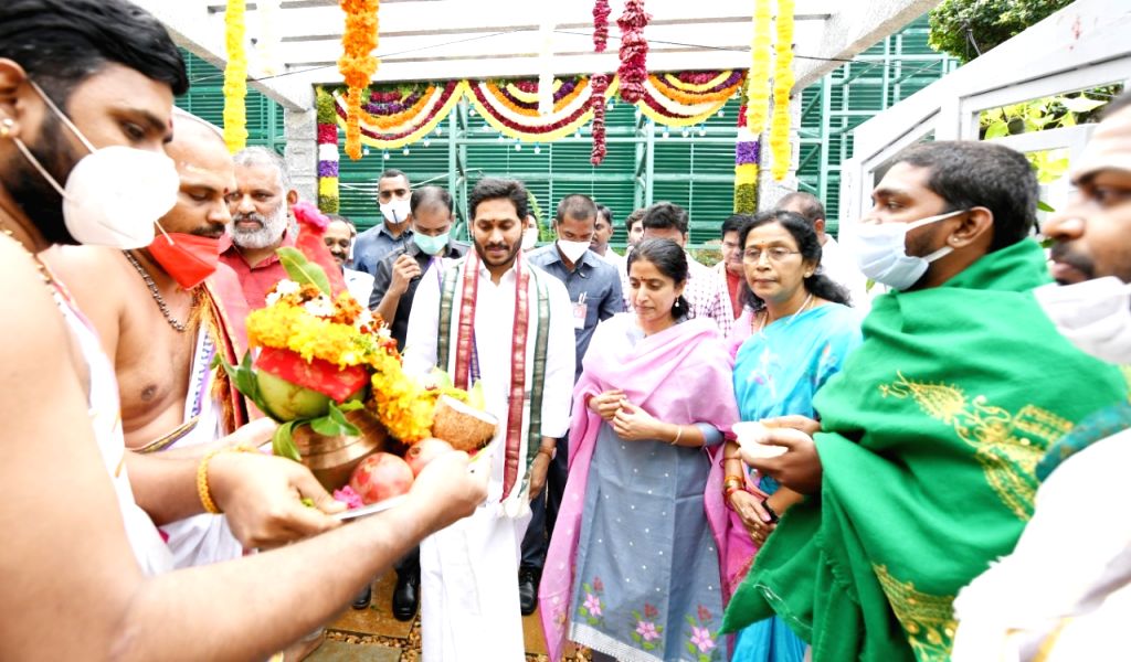 Free photo : Andhra CM goes traditional for Sankranti celebrations.