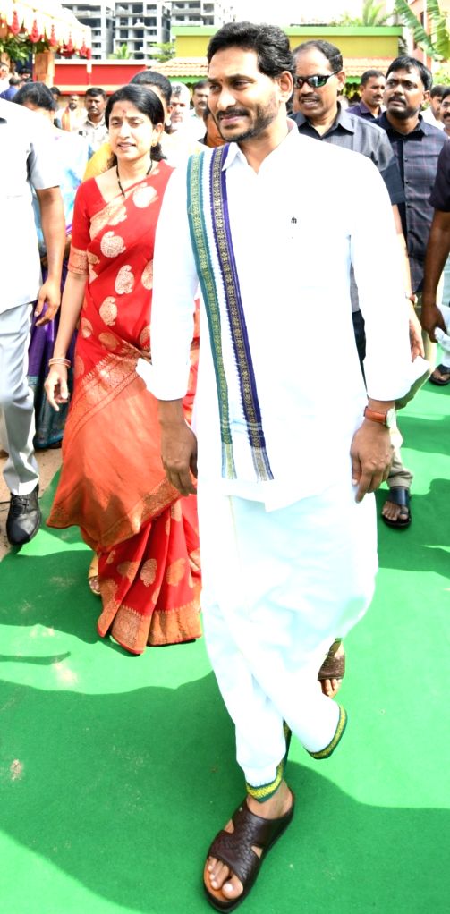 Free Photo : Andhra Pradesh CM celebreates Ugadi in traditional style